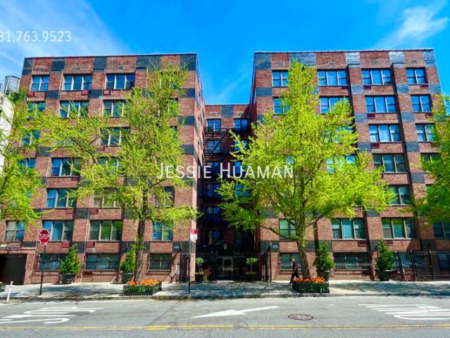Sun Soaked Studio in a Postwar Building | Meatpacking District