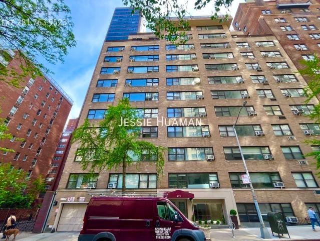 Sun Soaked 1BR in a Postwar Doorman Building | Sutton Place