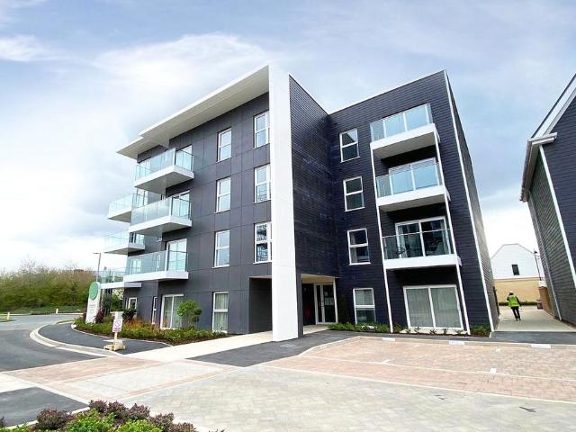 Sunapee Road, Reading, Berkshire RG2, 3 bed flat to rent, £2,250 pcm | PrimeLocation
