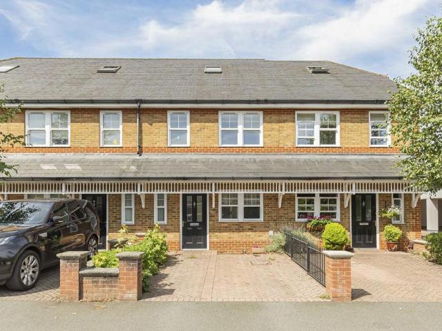 Sunbury Court Road, Sunbury On Thames. 4 bed house to rent £2,595 pcm £599 pw