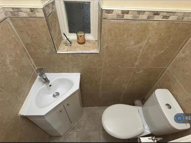Sunbury Road, Feltham, TW13 3 bed semi detached house to rent £2,195 pcm £507 pw