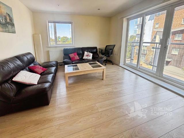 Sundeala Close, Sunbury on Thames. 2 bed apartment to rent £1,750 pcm £404 pw