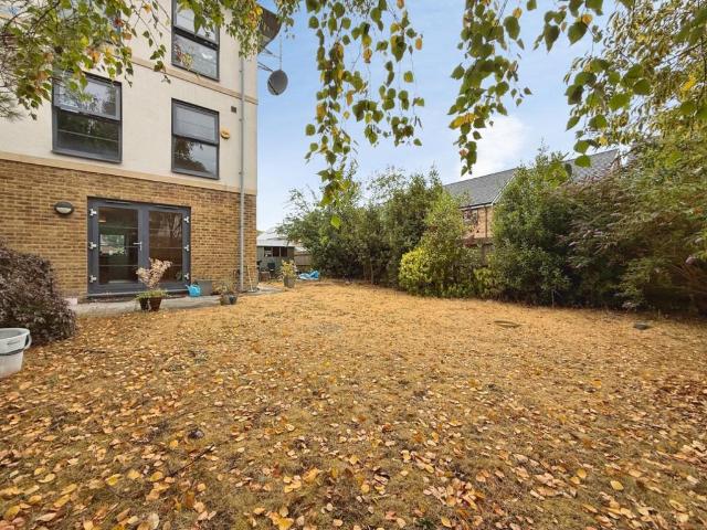 Sunderland Place, Farnborough GU14 3 bed end of terrace house to rent £1,950 pcm £450 pw