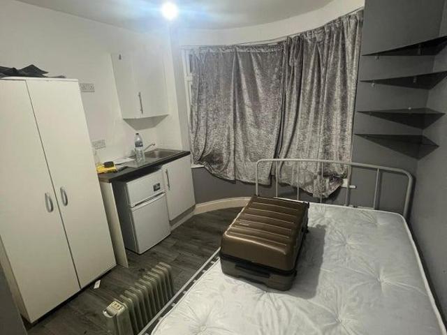 Sunningdale Avenue, Feltham, London TW13, 1 bed flat to rent, £895 pcm | PrimeLocation