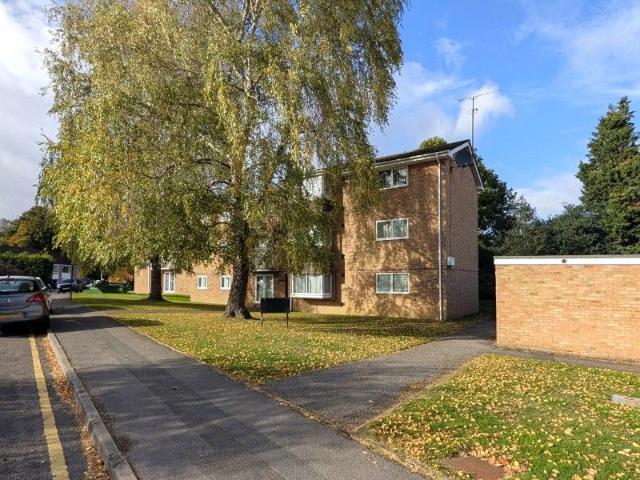 Sunningdale, Berkshire SL5, 2 bed flat to rent, £1,550 pcm | PrimeLocation