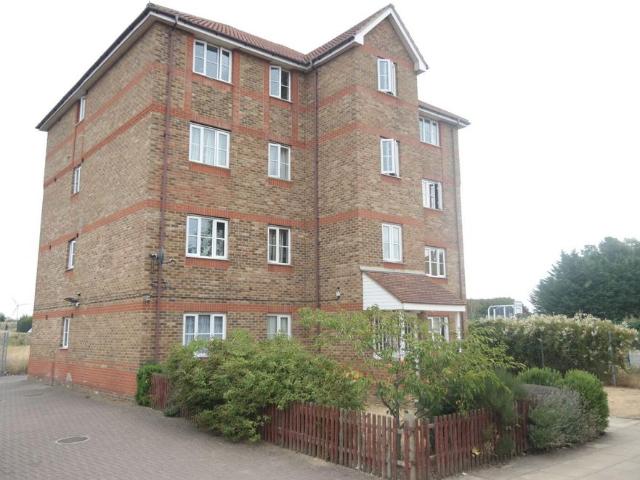 Sunningdale Close, Thamesmead, SE28 2 bed flat to rent £1,450 pcm £335 pw