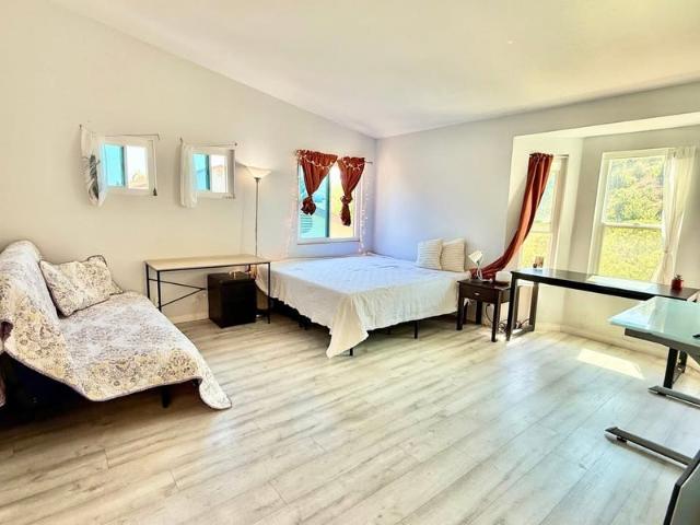 Sunny 400 Sq Ft Master Suite w/ Private Bath &View