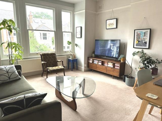 Sunny 1 Bed Flat Bills Inc. 29 Jun > 21 Aug