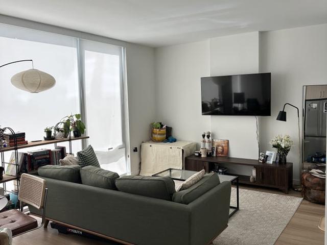 Sunny 1BD / 1BA available in walkable neighborhood