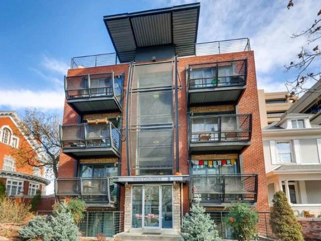 Sunny 3rd Floor Corner Unit w Off_Street Parking!