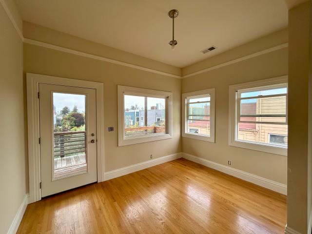Sunny Top Floor Mission 1BR w/ Back Deck!