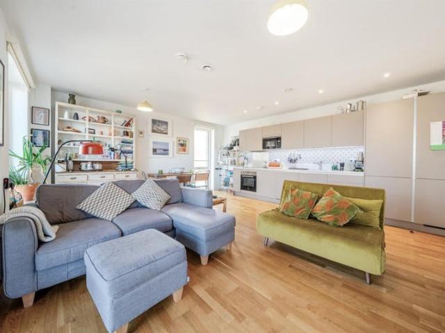 Sunny Two bedroom summer sub let in Elephant Park