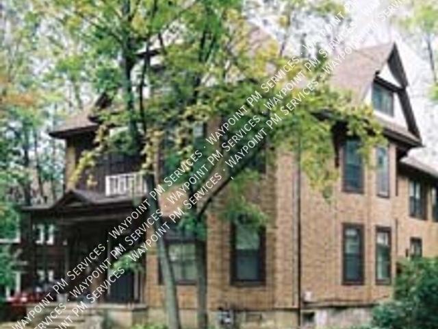 Sunny Upper One Bedroom Near Vilas Zoo