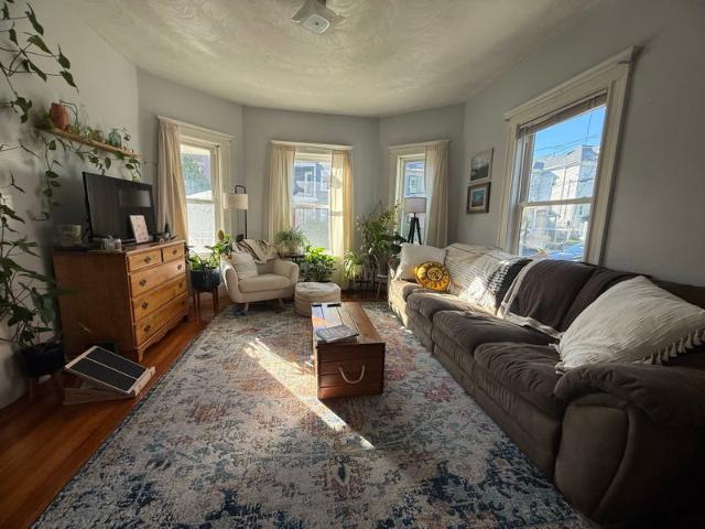 Sunny Bedroom Available in Somerville