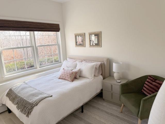 Sunny Bedroom in Shared House_Owl Room. OmegaBar