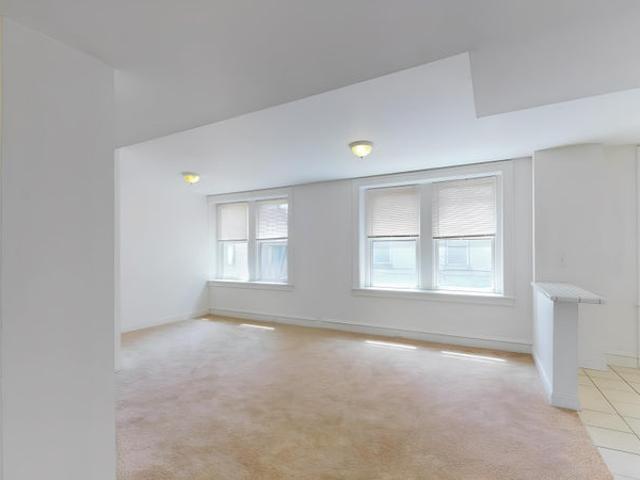 Sunny, Comfy, and Spacious Apartment with Desks &