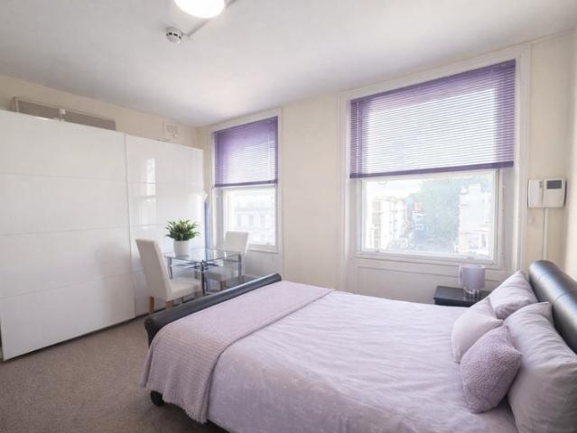 Sunny Double Studio with lift Short stay in SW7