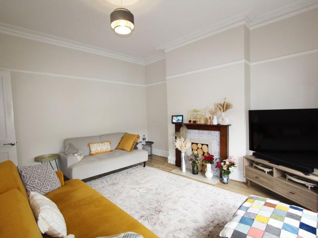 Sunny Gardens Road, London NW4, 3 bed flat to rent, £2,500 pcm | PrimeLocation