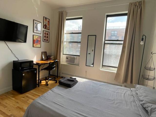 Sunny Harlem Apartment with High Ceiling