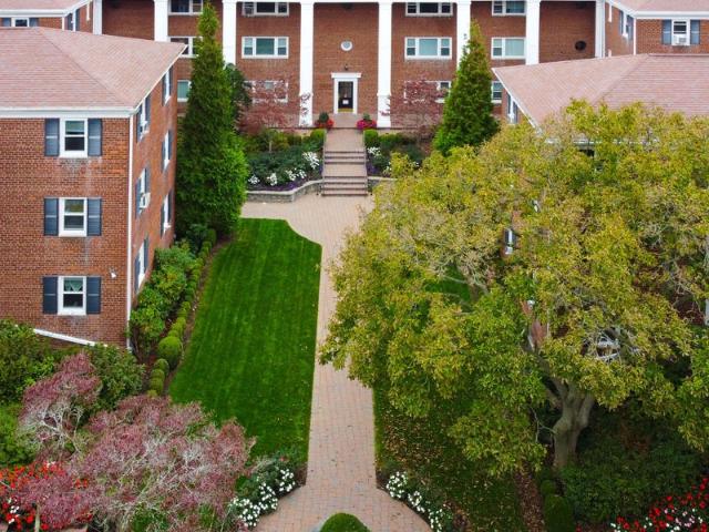 Sunny Larchmont Room | Steps to Train 42m to GC