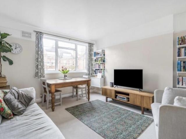 Sunny large double room in Ravenscourt Park