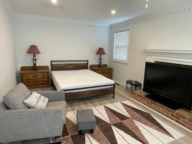 Sunny & Massive Master Bedroom wprivate bathroom
