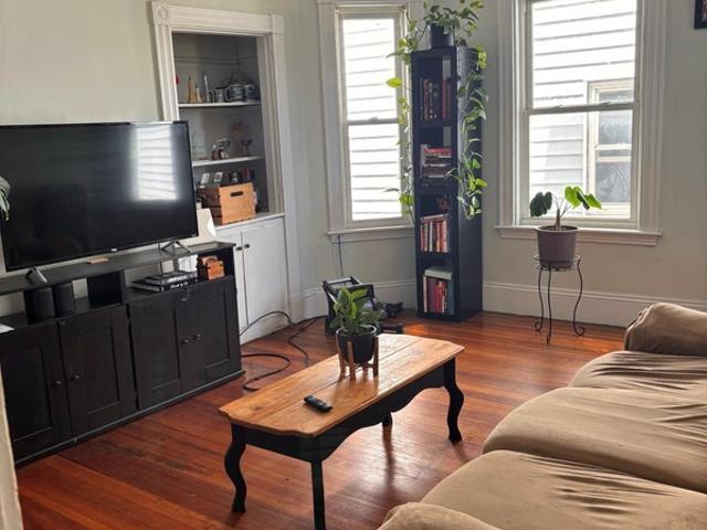 Sunny Room Available 10 min Harvard, Inman, Union
