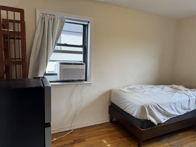 Sunny room in Astoria available December 31