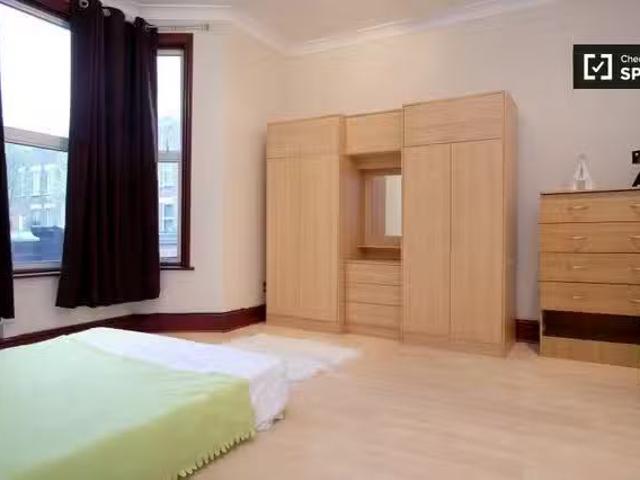 Sunny room in large 7 bedroom flat in Leyton, London