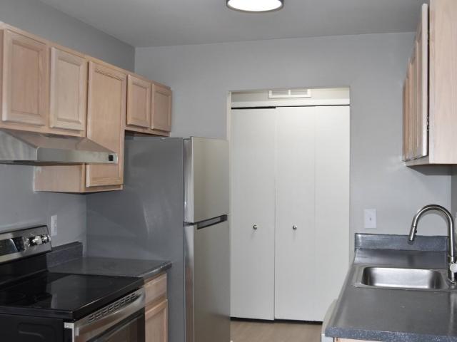 Sunnymede Apartments Troy, MI 1 Bedroom Apartment for Rent at 561 Kirts Blvd, Troy, MI 48084
