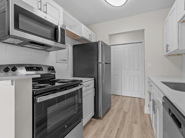 Sunnymede Apartments Troy, MI 1 Bedroom Apartment for Rent at 561 Kirts Blvd, Troy, MI 48084