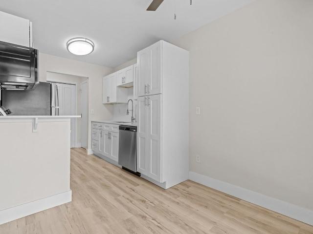 Sunnymede Apartments Troy, MI 2 Bedroom Apartment for Rent at 561 Kirts Blvd, Troy, MI 48084