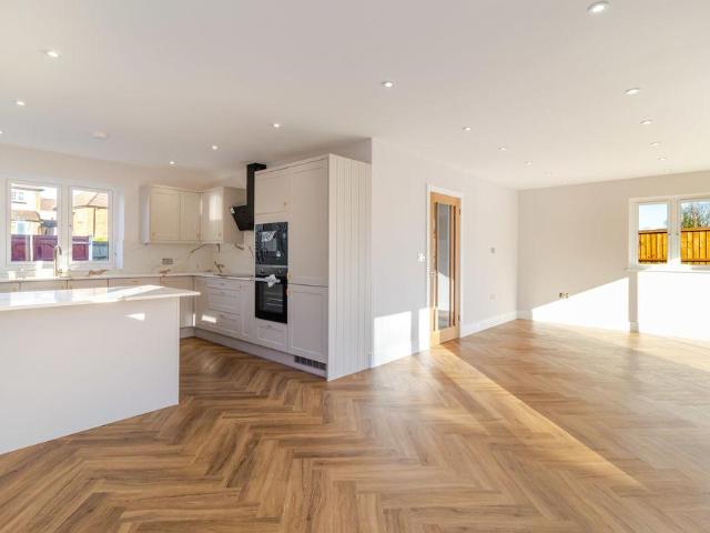 Sunnybank, Warlingham 3 bed detached house to rent £2,800 pcm £646 pw