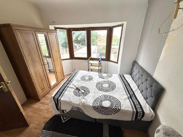 Sunnycroft Road, Southall UB1, 1 bed flat to rent, £1,400 pcm | PrimeLocation