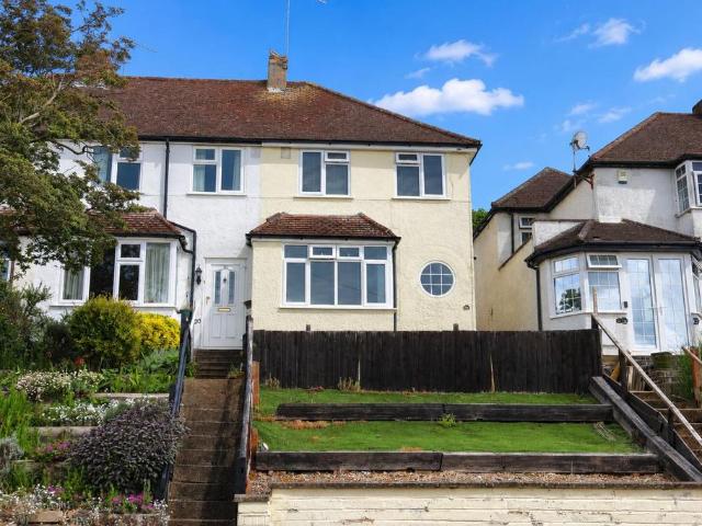 Sunnyhill Road, Boxmoor, Hemel. 3 bed end of terrace house to rent £1,900 pcm £438 pw
