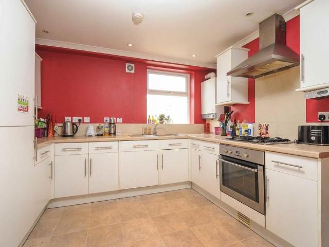 Sunnyhill Road, London SW16 3 bed flat to rent £2,850 pcm £658 pw