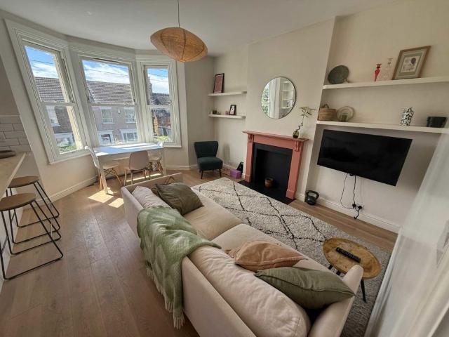 Sunnyhill Road, Streatham SW16, 2 bed flat to rent, £2,300 pcm | PrimeLocation