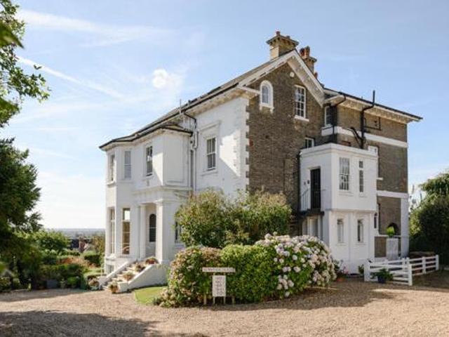 Sunnyside, London, 3 Bedroom Apartment