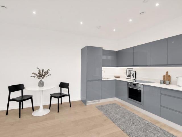 Sunrise Parkway, Milton Keynes MK14 1 bed flat to rent £1,130 pcm £261 pw