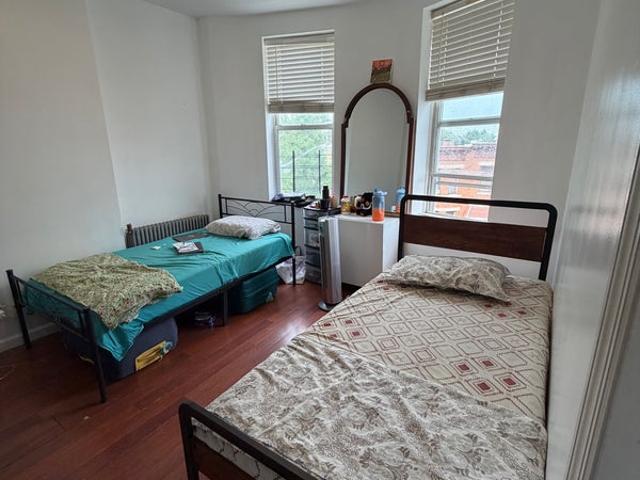 Sunset Park Large Bedroom w Walk in Closet