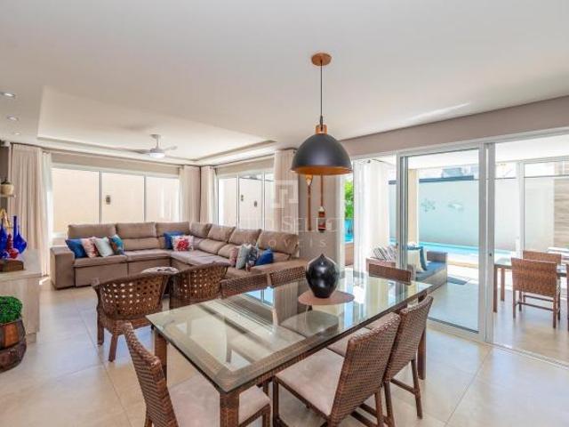 Sua casa na praia com 300 m², 4 quartos sendo 2 su