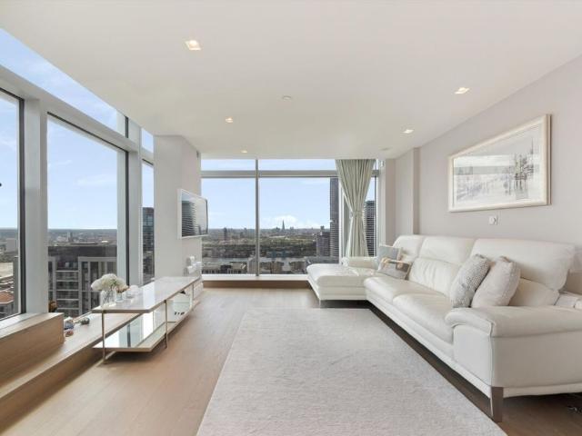 Sub penthouse apartment to let in Pan Peninsula, E14