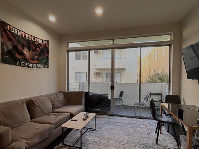 Subletting Room in Female Four Bedroom Apartment
