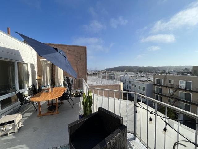 Sublet in Beautiful and Sunny 2 bedroom Apt