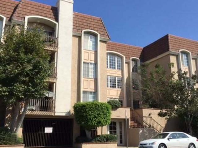 ROOMMATE ONLY! 1 BEDROOM WITH PRIVATE BATHROOM IN A 2 BEDROOM APT