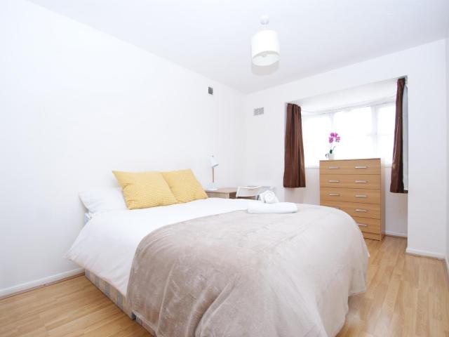 Sublime double bedroom near the Wormwood Scrubs park Has a Room