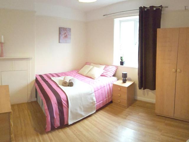 Sublime double bedroom close to the East Acton tube Has a Room