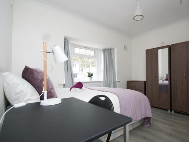 Sublime double ensuite bedroom near the East Acton tube Has a Room
