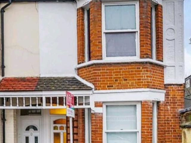 Substantial 5 bedroom 2 bathroom House for Rent