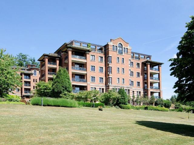 Sudbury Hill, Harrow on the Hill. 3 bed flat to rent £3,800 pcm £877 pw